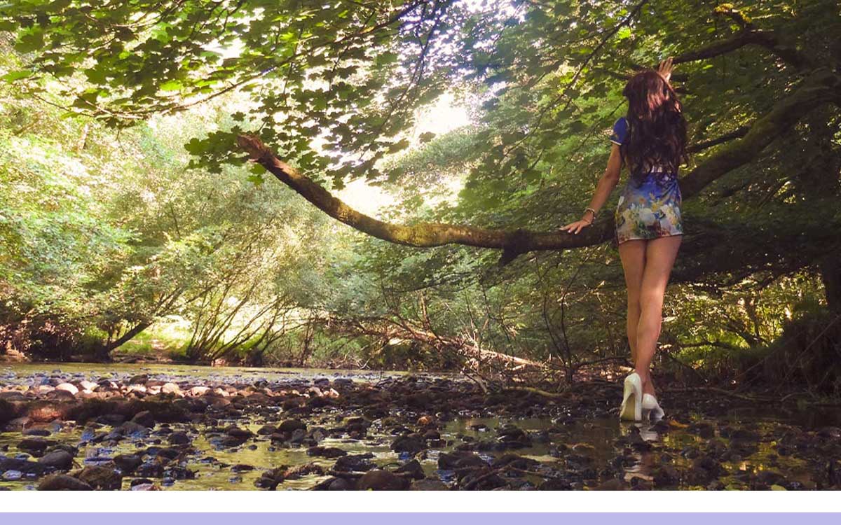 GLAMOROUS SHIFT DRESS WITH COLLAR • MODELLING PHOTOS